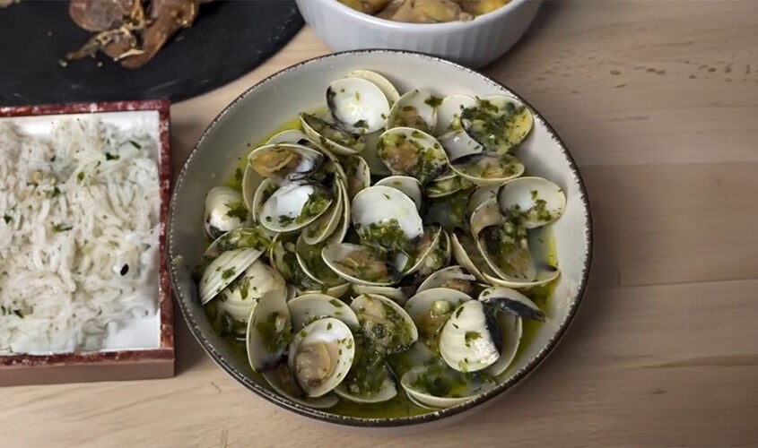 Cloïsses al microones amb vi, all i julivert i pa ratllat "proposta de ...