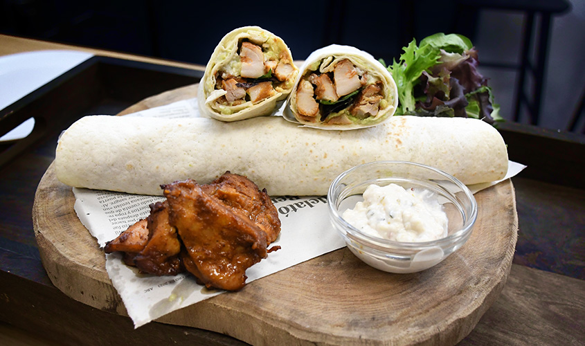 Receta Rock & Roll de pollo BBQ con salsa César | Bofrost